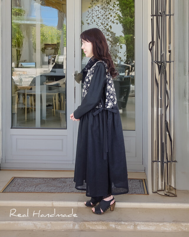 ブラックフラワーレースとリネンサイド脇開きタブリエエプロンドレス | iichi 日々の暮らしを心地よくするハンドメイドやアンティークのマーケットプレイス