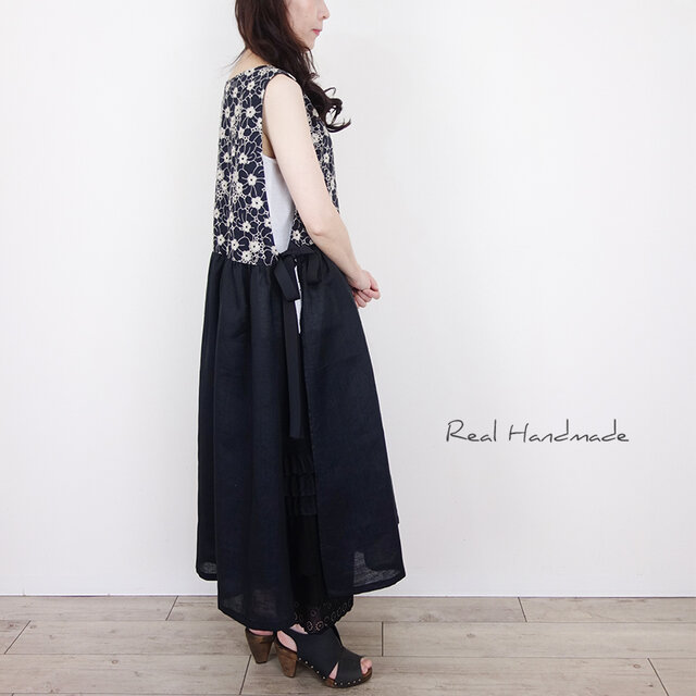 ブラックフラワーレースとリネンサイド脇開きタブリエエプロンドレス | iichi 日々の暮らしを心地よくするハンドメイドやアンティークのマーケットプレイス