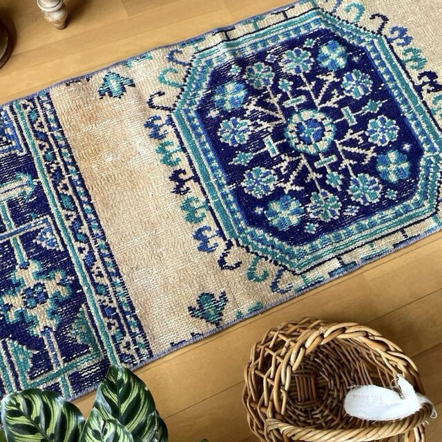 51.5×132くすみイエローベージュ ロングボタニカル トルコヴィンテージラグ | iichi 日々の暮らしを心地よくするハンドメイドやアンティークのマーケットプレイス