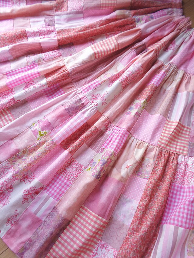 Y様ご予約品♥絵画なパッチワーク♥pink♥超ボリューム♥ティアードギャザースカート♥マキシ丈 | iichi 日々の暮らしを心地よくするハンドメイドやアンティークのマーケットプレイス