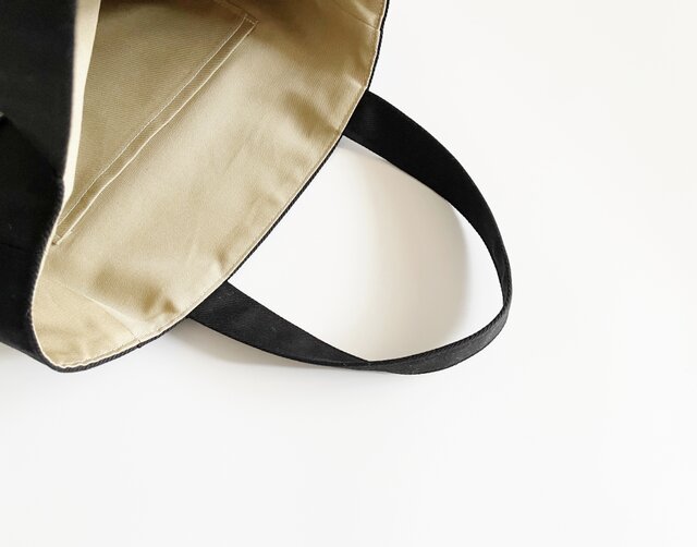 北欧柄リス小鳥ストロベリー柄ポケット ブラックのラウンド型バッグ 外ポケット A4 | iichi 日々の暮らしを心地よくするハンドメイドやアンティークのマーケットプレイス