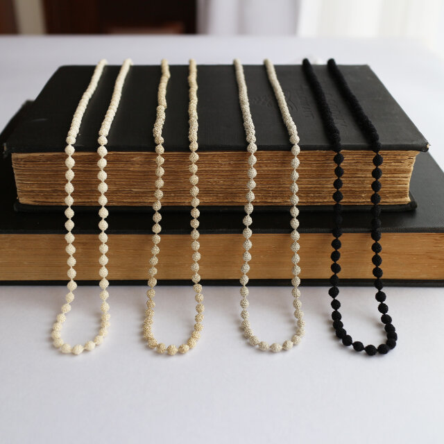 【ball nacklace】シルク SS 40cm（OW） | iichi 日々の暮らしを心地よくするハンドメイドやアンティークのマーケットプレイス