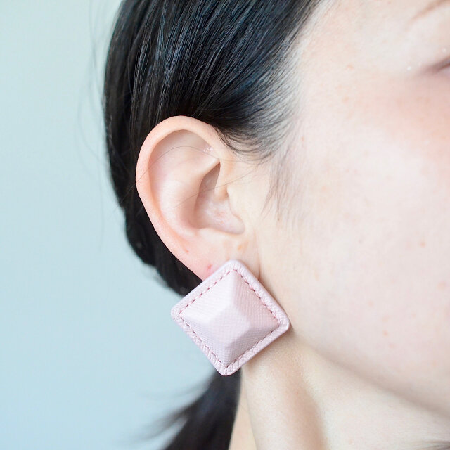 Pastel Airas~square~【レザーピアス/イヤリング】“Sakura” | iichi 日々の暮らしを心地よくするハンドメイドやアンティークのマーケットプレイス