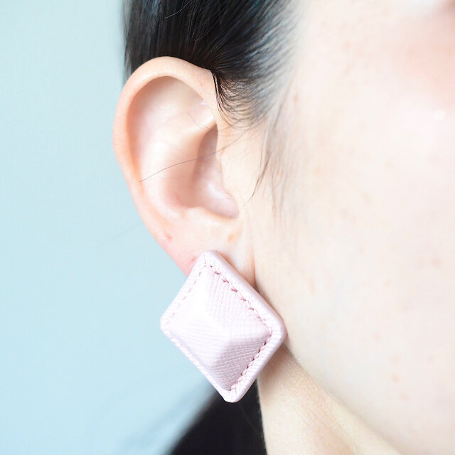 Pastel Airas~square~【レザーピアス/イヤリング】“Sakura” | iichi 日々の暮らしを心地よくするハンドメイドやアンティークのマーケットプレイス