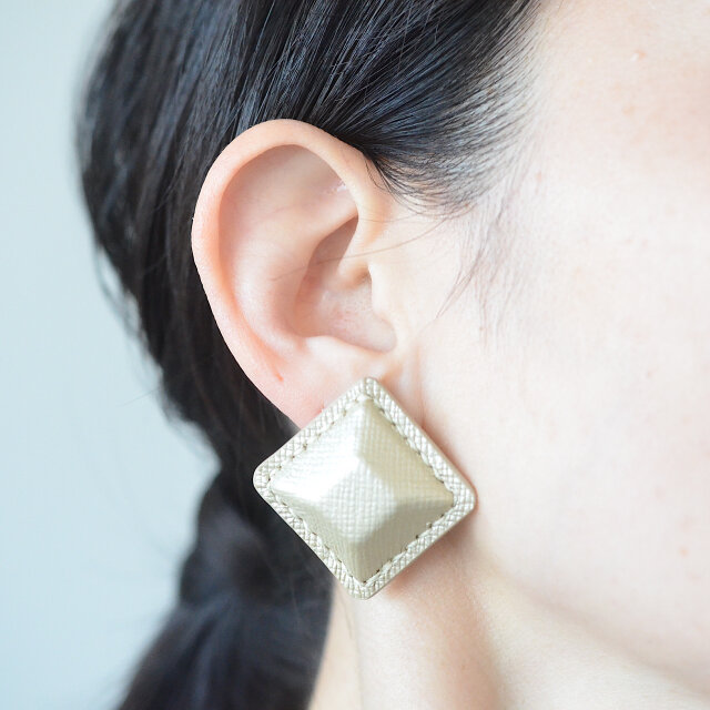 Pastel Airas~square~【レザーピアス/イヤリング】“Champagne” | iichi 日々の暮らしを心地よくするハンドメイドやアンティークのマーケットプレイス