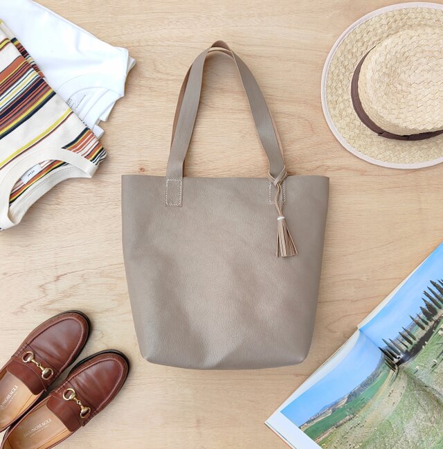 一枚革のBASICトートバッグ（メンズ/レディース/シンプル/大容量/肩掛け/軽い）グレージュ | iichi 日々の暮らしを心地よくするハンドメイドやアンティークのマーケットプレイス