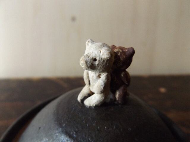 Teddy蓋物（黒ドットふたり） | iichi 日々の暮らしを心地よくするハンドメイドやアンティークのマーケットプレイス