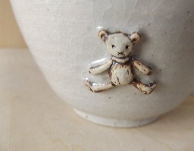 Teddyカフェオレマグ（白おすわり） | iichi 日々の暮らしを心地よくするハンドメイドやアンティークのマーケットプレイス