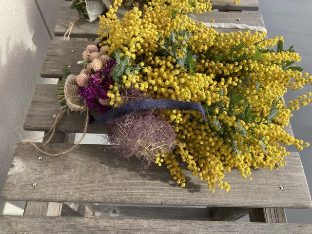 ポンポンミモザの可愛い花束5 | iichi 日々の暮らしを心地よくするハンドメイドやアンティークのマーケットプレイス
