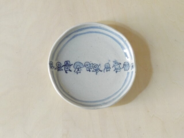 ようかいさん 中皿（行列） | iichi 日々の暮らしを心地よくするハンドメイドやアンティークのマーケットプレイス