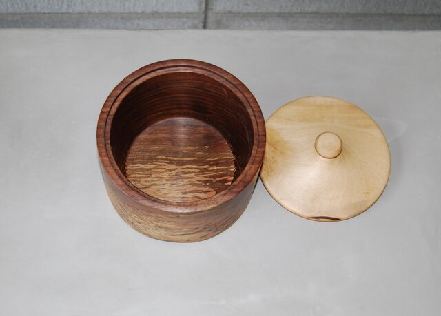 ウォールナット×トチの蓋つき小物入れ | iichi 日々の暮らしを心地よくするハンドメイドやアンティークのマーケットプレイス