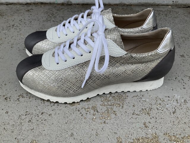 上質素材です！【オススメ1点物シリーズ】即納可 サイズ24.5cm〜25cmのみ EMAのスニーカーがお得に！ | iichi 日々の暮らしを心地よくするハンドメイドやアンティークのマーケットプレイス