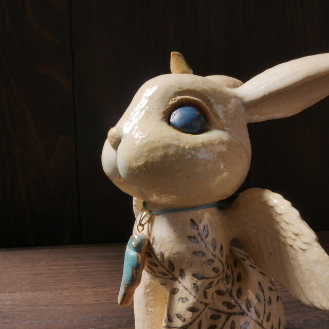 翼の白色葉影うさぎと小鳥 no.41 | iichi 日々の暮らしを心地よくするハンドメイドやアンティークのマーケットプレイス