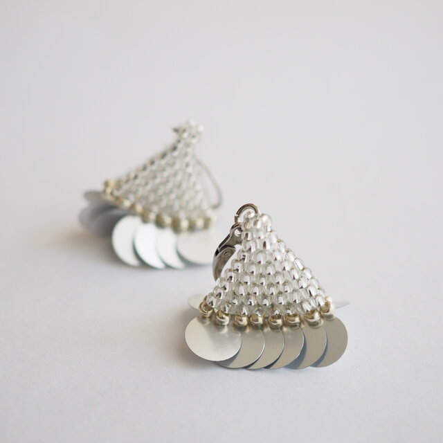 『Beadspan triangle』（シルバー）中サイズ ピアス/イヤリング【受注】 | iichi 日々の暮らしを心地よくするハンドメイドやアンティークのマーケットプレイス