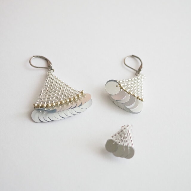 『Beadspan triangle』（シルバー）中サイズ ピアス/イヤリング【受注】 | iichi 日々の暮らしを心地よくするハンドメイド ...