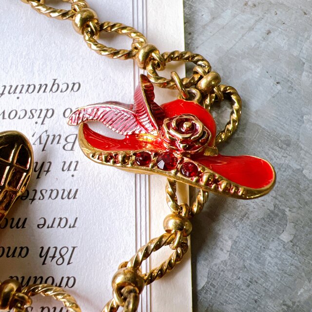 BA65-【 AVON 】エイボン・ヴィンテージブレスレット Red Wide Brim Bowler Hat | iichi 日々の暮らしを心地よくするハンドメイドやアンティークのマーケットプレイス