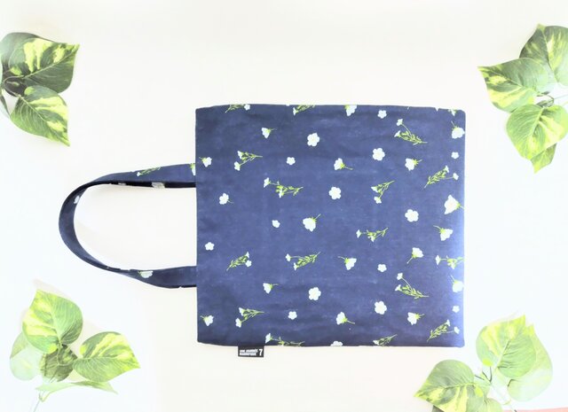 舞うネモフィラの花 ペタンコトートバック(ネイビー) | iichi 日々の暮らしを心地よくするハンドメイドやアンティークのマーケットプレイス