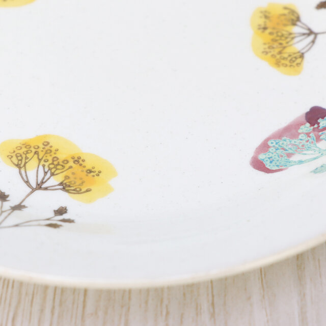 粉引 彩ハーブ プレート21cm【波佐見焼】 | iichi 日々の暮らしを心地よくするハンドメイドやアンティークのマーケットプレイス