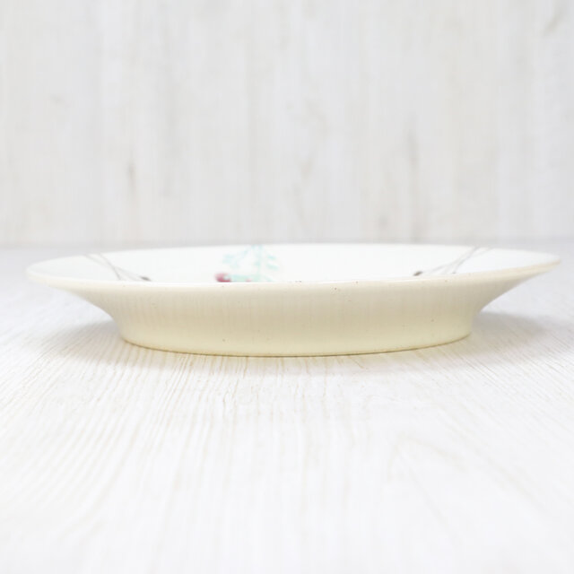 粉引 彩ハーブ プレート21cm【波佐見焼】 | iichi 日々の暮らしを心地よくするハンドメイドやアンティークのマーケットプレイス