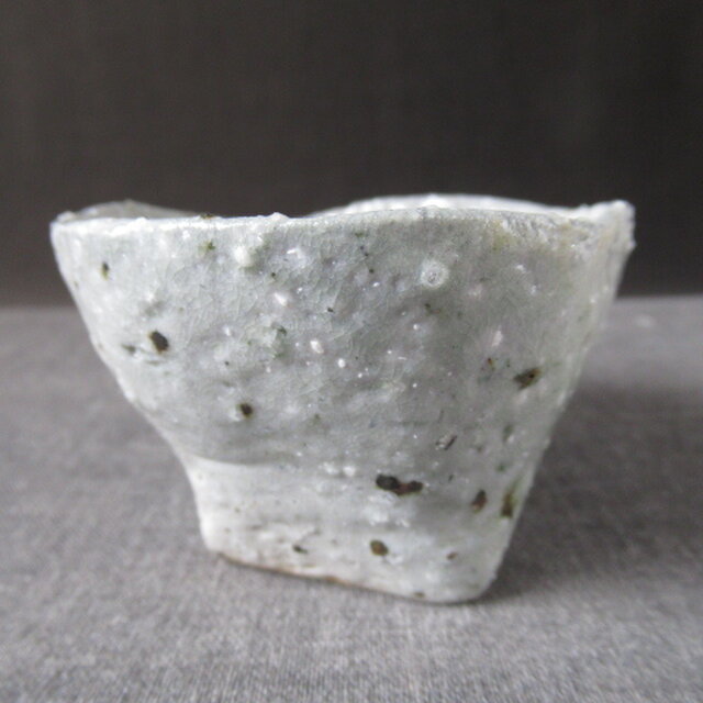 酒器 焼締め四角高台ぐい呑み 陶芸家オリジナル陶器（52） | iichi 日々の暮らしを心地よくするハンドメイドやアンティークのマーケットプレイス