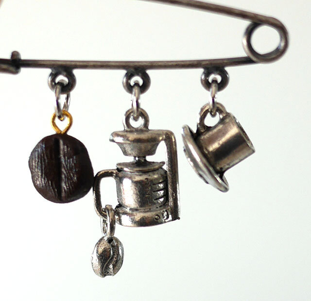 cafeチャームのストールピン（スカーフピン、ブローチピン） | iichi 日々の暮らしを心地よくするハンドメイドやアンティークのマーケットプレイス