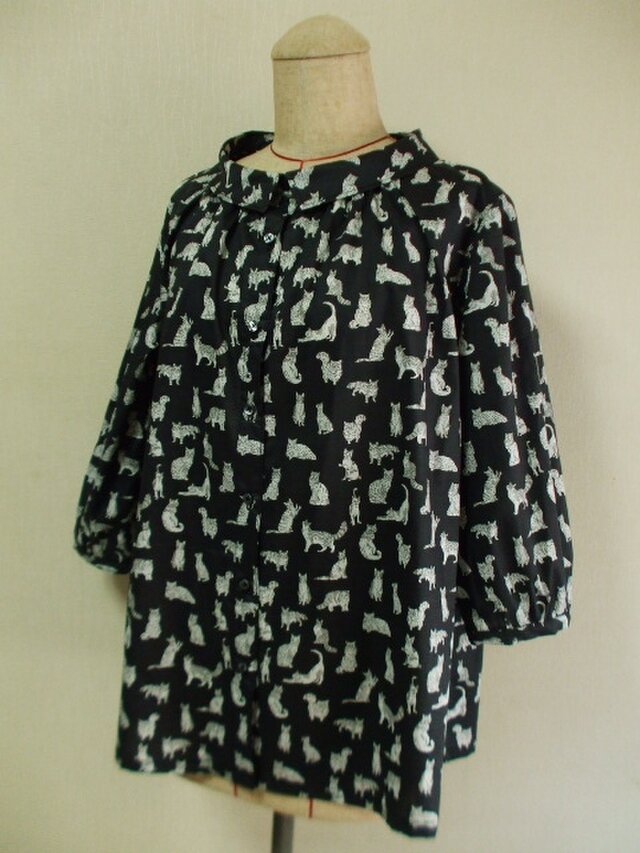 リバティタナローン ミャオウ(Meow) 小さいショールカラーのブラウス 着丈64cm S～Mサイズ すみ黒 | iichi 日々の暮らしを心地よくするハンドメイドやアンティークのマーケットプレイス