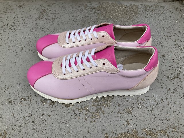 今から履きたいピンク【オススメ1点物シリーズ】即納可 サイズ23.5cm〜24cmのみ EMAのスニーカーがお得に！ | iichi 日々の暮らしを心地よくするハンドメイドやアンティークの ...