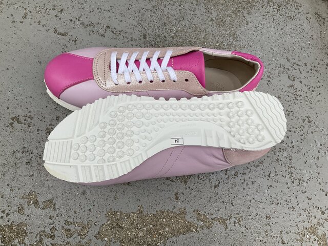 今から履きたいピンク【オススメ1点物シリーズ】即納可 サイズ23.5cm〜24cmのみ EMAのスニーカーがお得に！ | iichi 日々の暮らしを心地よくするハンドメイドやアンティークの ...