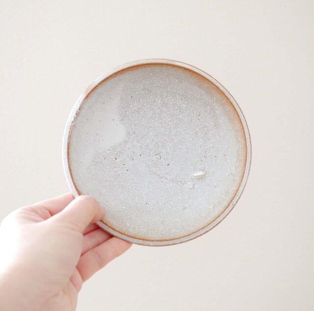 [outlet] チタンマット釉の小さめ中皿 | iichi 日々の暮らしを心地よくするハンドメイドやアンティークのマーケットプレイス