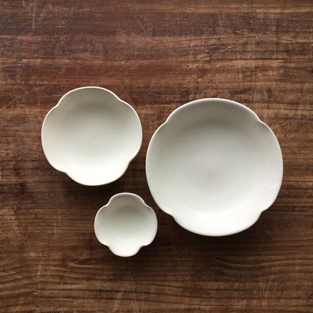 花びら豆鉢 白色 | iichi 日々の暮らしを心地よくするハンドメイドやアンティークのマーケットプレイス