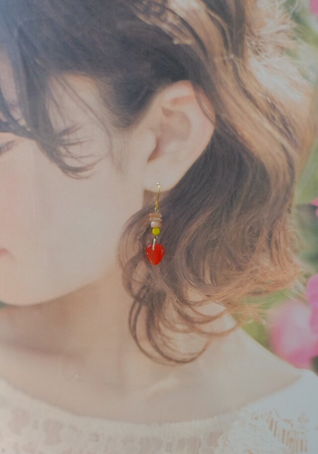 G69 ストライプハートと天然石サンストーンのピアス（パーツ変更可能） | iichi 日々の暮らしを心地よくするハンドメイドやアンティークのマーケットプレイス