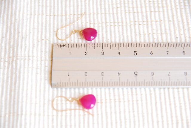 フューシャピンクカルセドニーのピアス 14kgf | iichi 日々の暮らしを心地よくするハンドメイドやアンティークのマーケットプレイス