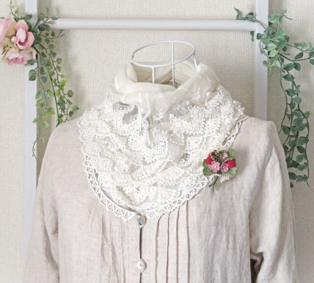 レース編み ワイルドストロベリーのブローチ～red～ | iichi 日々の暮らしを心地よくするハンドメイドやアンティークのマーケットプレイス