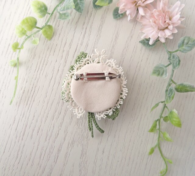 レース編み ワイルドストロベリーのブローチ～red～ | iichi 日々の暮らしを心地よくするハンドメイドやアンティークのマーケットプレイス