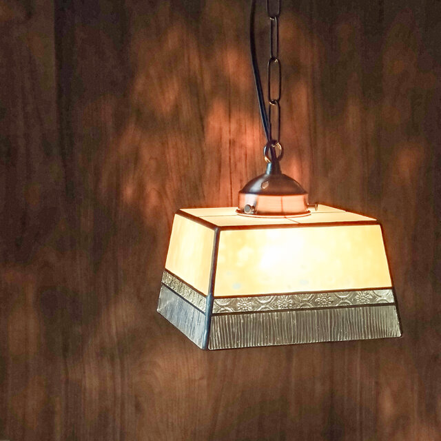 アンティークスタイル＊E17ステンドグラスのペンダントライト | iichi 日々の暮らしを心地よくするハンドメイドやアンティークのマーケットプレイス