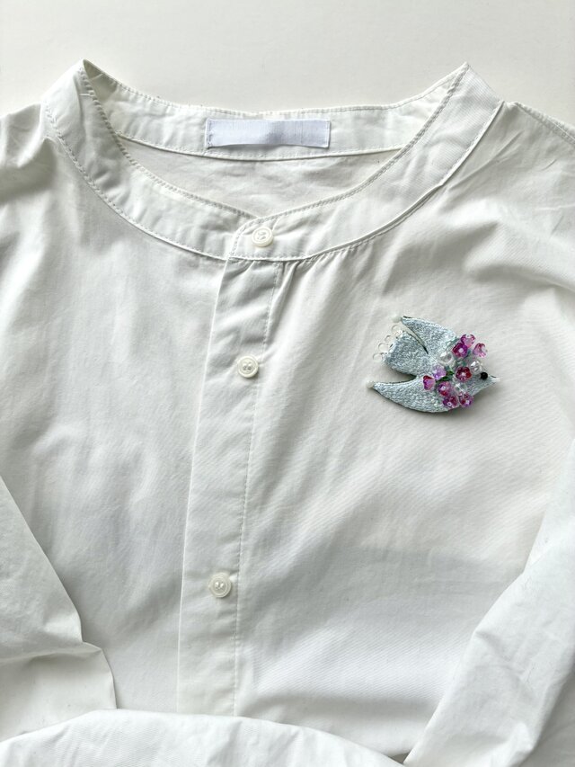 春の花を纏う鳥 haruurara ハルウララ 刺繍鳥ブローチ | iichi 日々の暮らしを心地よくするハンドメイドやアンティークのマーケットプレイス