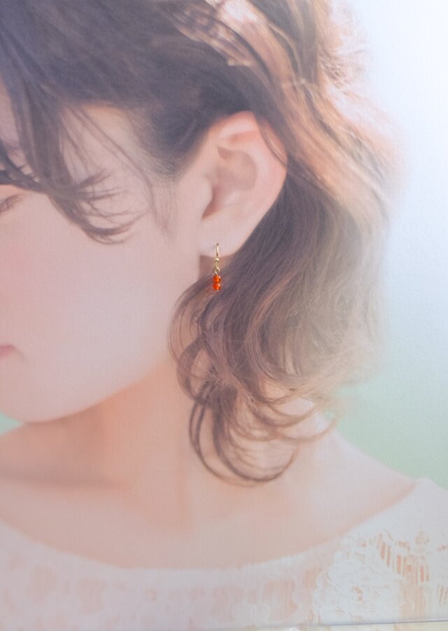 GS22【天然石 7月の誕生石 カーネリアン】極小サイズの【プチ】ピアス（スタッドほかパーツ変更可能） | iichi 日々の暮らしを心地よくするハンドメイドやアンティークのマーケットプレイス