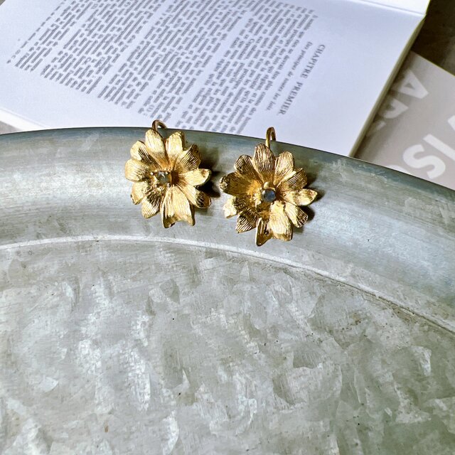 Y1096-ヴィンテージイヤリング U.S.A. Gold Tone Clear Rhinestone Floral | iichi 日々の暮らしを心地よくするハンドメイドやアンティークの ...