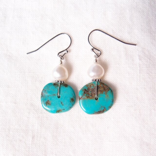 Turquoise × Pearl Earrings／ターコイズ×パール フックピアス（S） | iichi 日々の暮らしを心地よくするハンドメイドやアンティークのマーケットプレイス