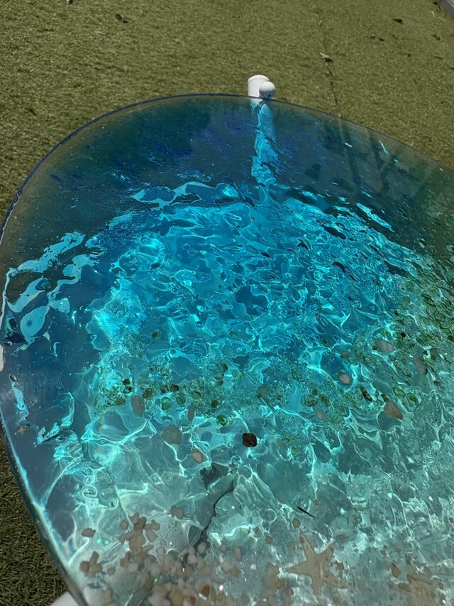 現品販売 エメラルドブルームーンビーチ 水紋の影 穏やかな海ガラスサイドテーブル 円形テーブル レジンアート | iichi 日々の暮らしを心地よくするハンドメイドやアンティークのマーケットプレイス