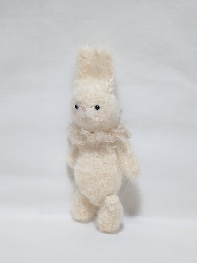 小さな白うさぎ (あみぐるみ) | iichi 日々の暮らしを心地よくするハンドメイドやアンティークのマーケットプレイス