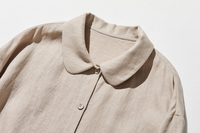 季節を超えて活躍する フレンチリネンの前開きシャツワンピース ベージュ 250409-2 | iichi 日々の暮らしを心地よくするハンドメイドやアンティークのマーケットプレイス