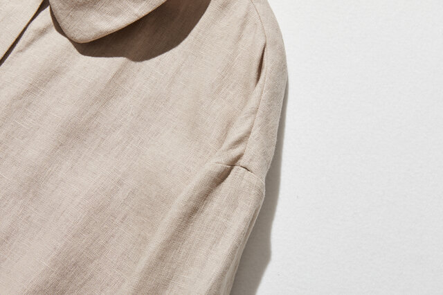 季節を超えて活躍する フレンチリネンの前開きシャツワンピース ベージュ 250409-2 | iichi 日々の暮らしを心地よくするハンドメイドやアンティークのマーケットプレイス