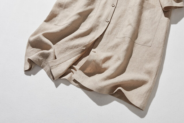 季節を超えて活躍する フレンチリネンの前開きシャツワンピース ベージュ 250409-2 | iichi 日々の暮らしを心地よくするハンドメイドやアンティークのマーケットプレイス
