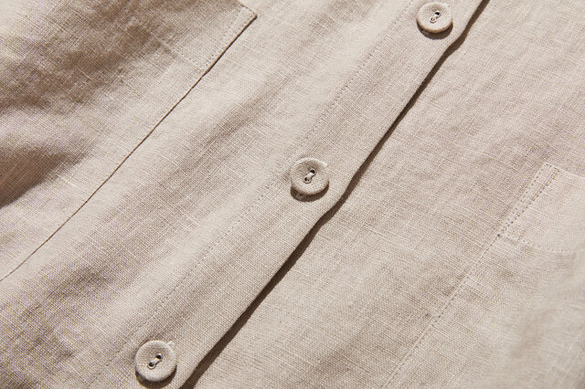 季節を超えて活躍する フレンチリネンの前開きシャツワンピース ベージュ 250409-2 | iichi 日々の暮らしを心地よくするハンドメイドやアンティークのマーケットプレイス