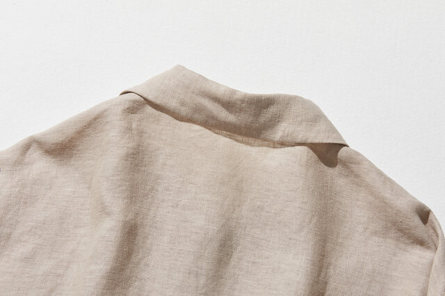 季節を超えて活躍する フレンチリネンの前開きシャツワンピース ベージュ 250409-2 | iichi 日々の暮らしを心地よくするハンドメイドやアンティークのマーケットプレイス