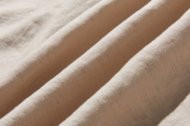 季節を超えて活躍する フレンチリネンの前開きシャツワンピース ベージュ 250409-2 | iichi 日々の暮らしを心地よくするハンドメイドやアンティークのマーケットプレイス