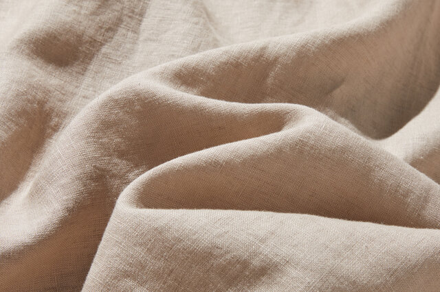 季節を超えて活躍する フレンチリネンの前開きシャツワンピース ベージュ 250409-2 | iichi 日々の暮らしを心地よくするハンドメイドやアンティークのマーケットプレイス