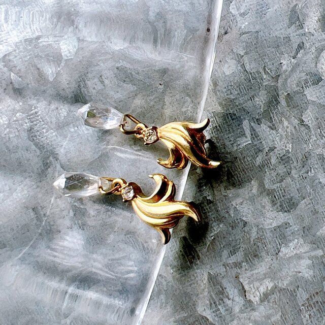 PA304-【 AVON 】エイボン・ヴィンテージピアス 1980s Gold-tone crystal glass | iichi 日々の暮らしを心地よくするハンドメイドやアンティークの ...