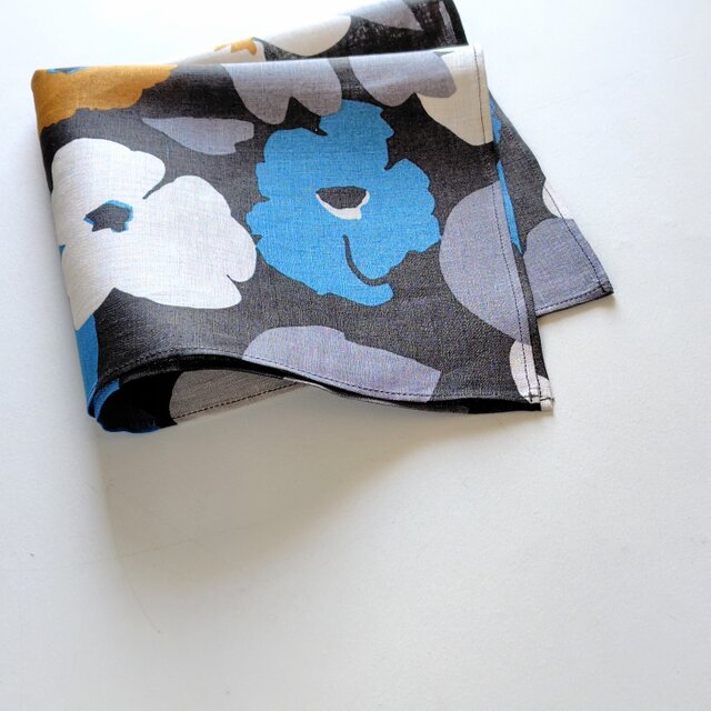 日用品店（布）リネンのハンカチ 40cm×40cm 【 ボタニカル／黒 】LIBERTY | iichi 日々の暮らしを心地よくするハンドメイドやアンティークのマーケットプレイス